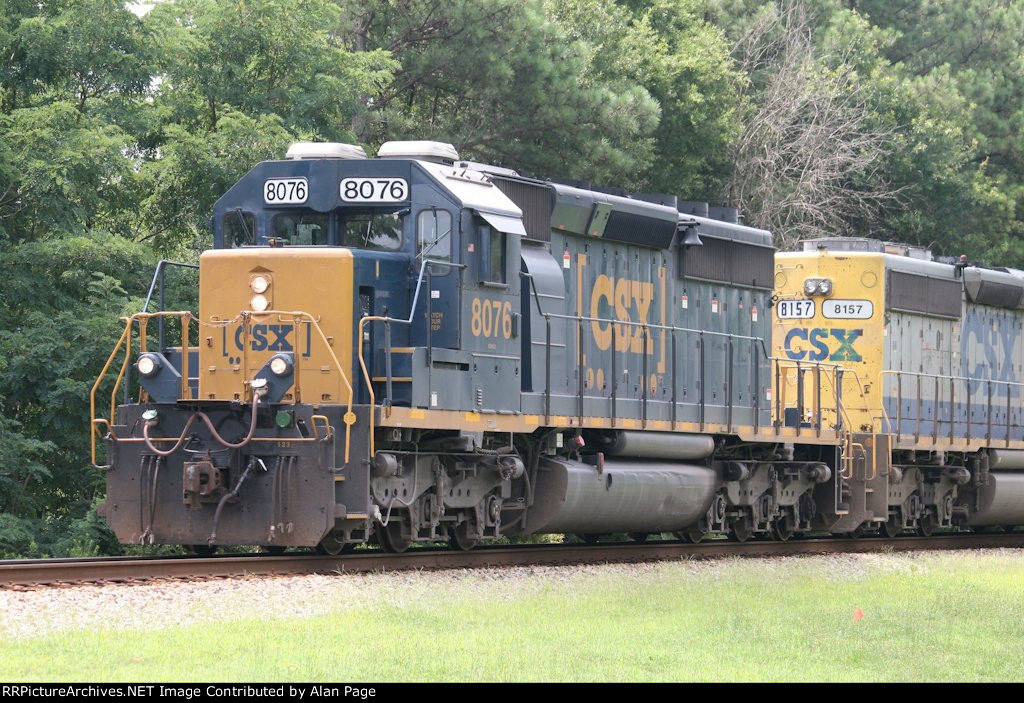 CSX SD40-2 8076 waits for green